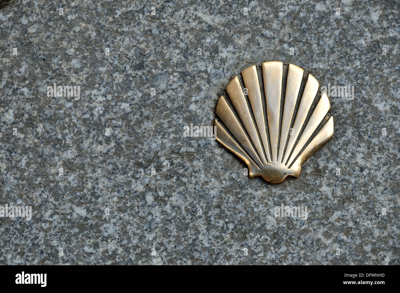 Messing-Jakobsmuschel, Symbol der Pilger auf Way of St. James, gesetzt ...