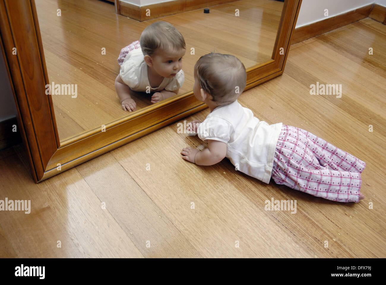 Acht monate altes baby -Fotos und -Bildmaterial in hoher Auflösung – Alamy