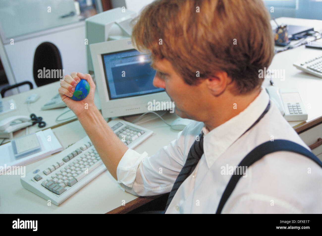 Hand quetschen weltkugel -Fotos und -Bildmaterial in hoher Auflösung ...