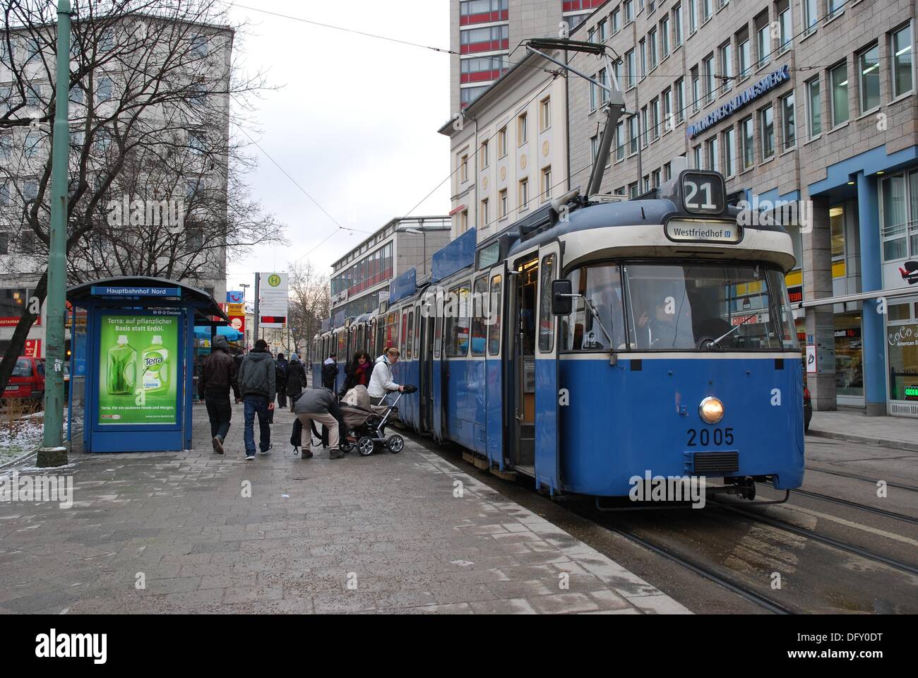 Straßenbahn-Haltestelle in München Stockfotografie - Alamy