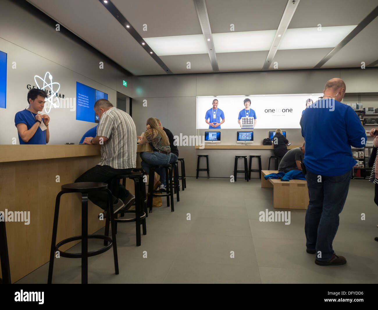 Apple store genius bar -Fotos und -Bildmaterial in hoher Auflösung – Alamy