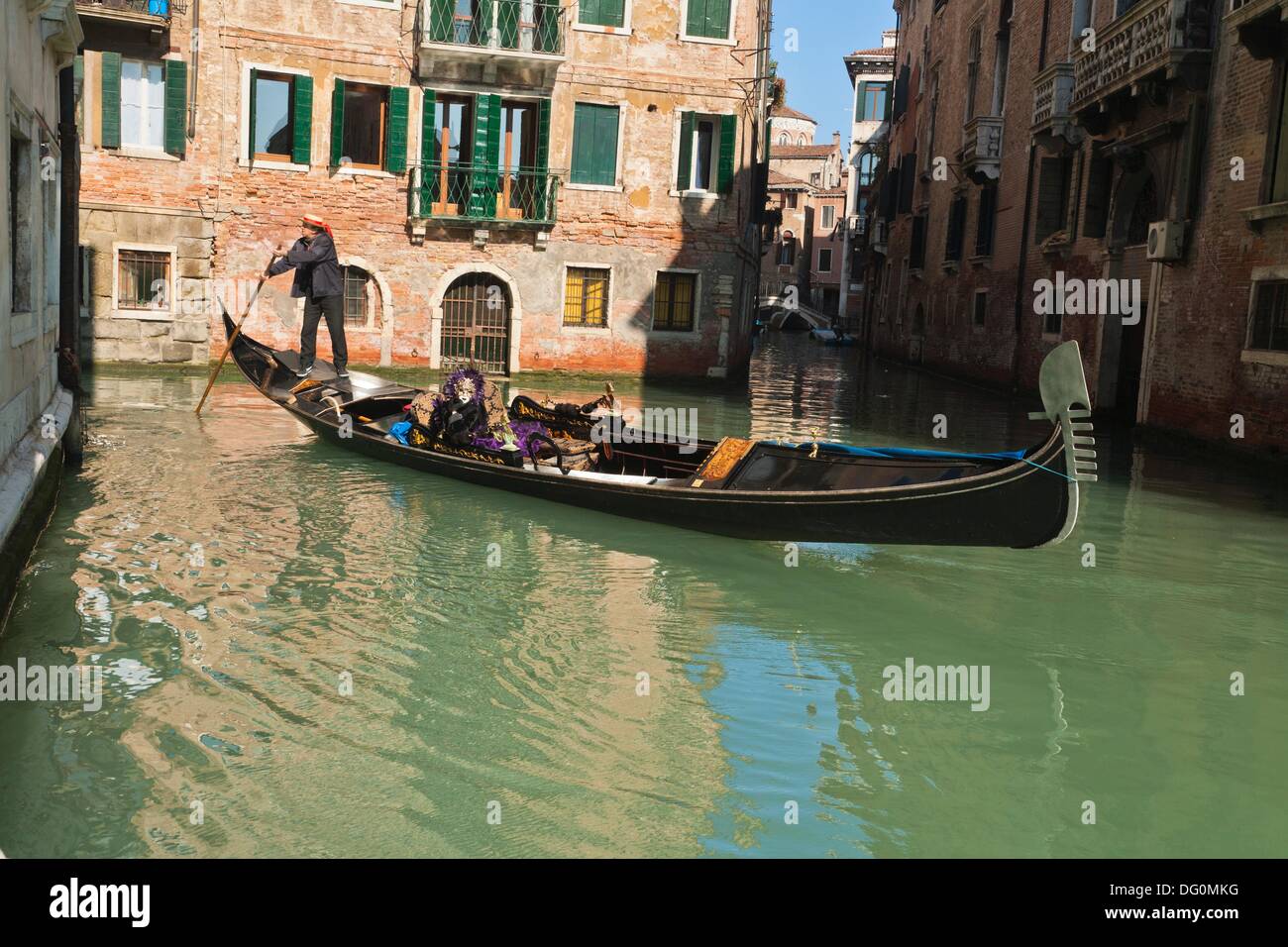 Female gondolier in venice -Fotos und -Bildmaterial in hoher Auflösung ...