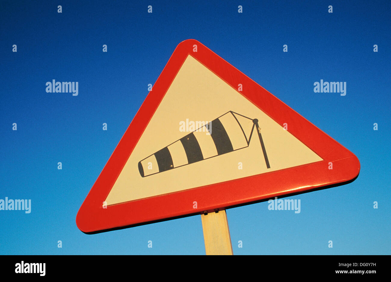 Side wind road sign warning -Fotos und -Bildmaterial in hoher Auflösung ...