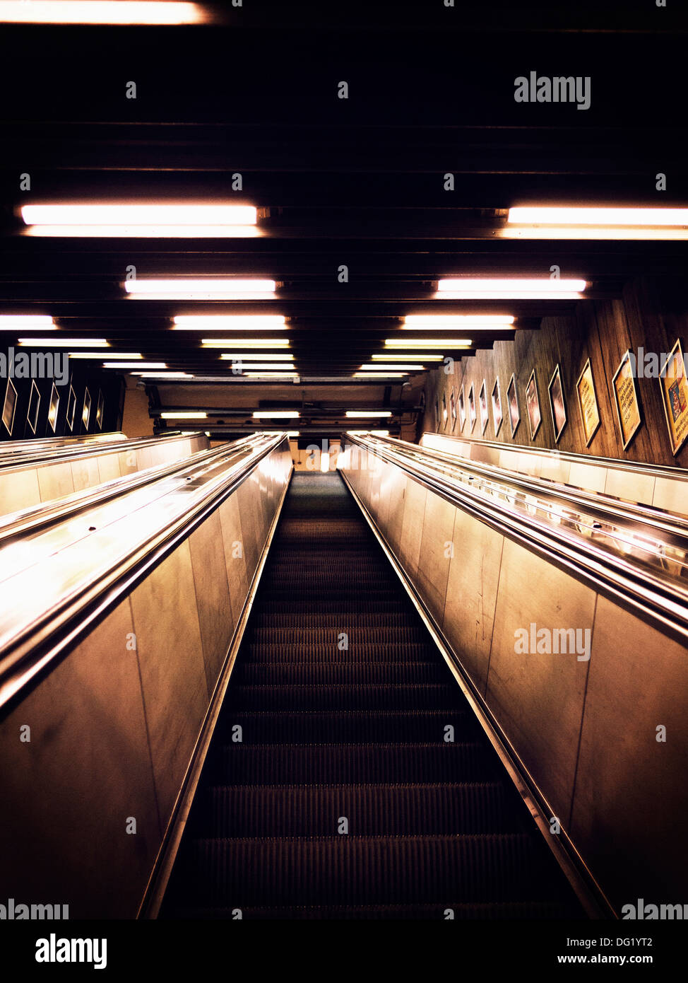 Rolltreppe architektur treppe -Fotos und -Bildmaterial in hoher ...