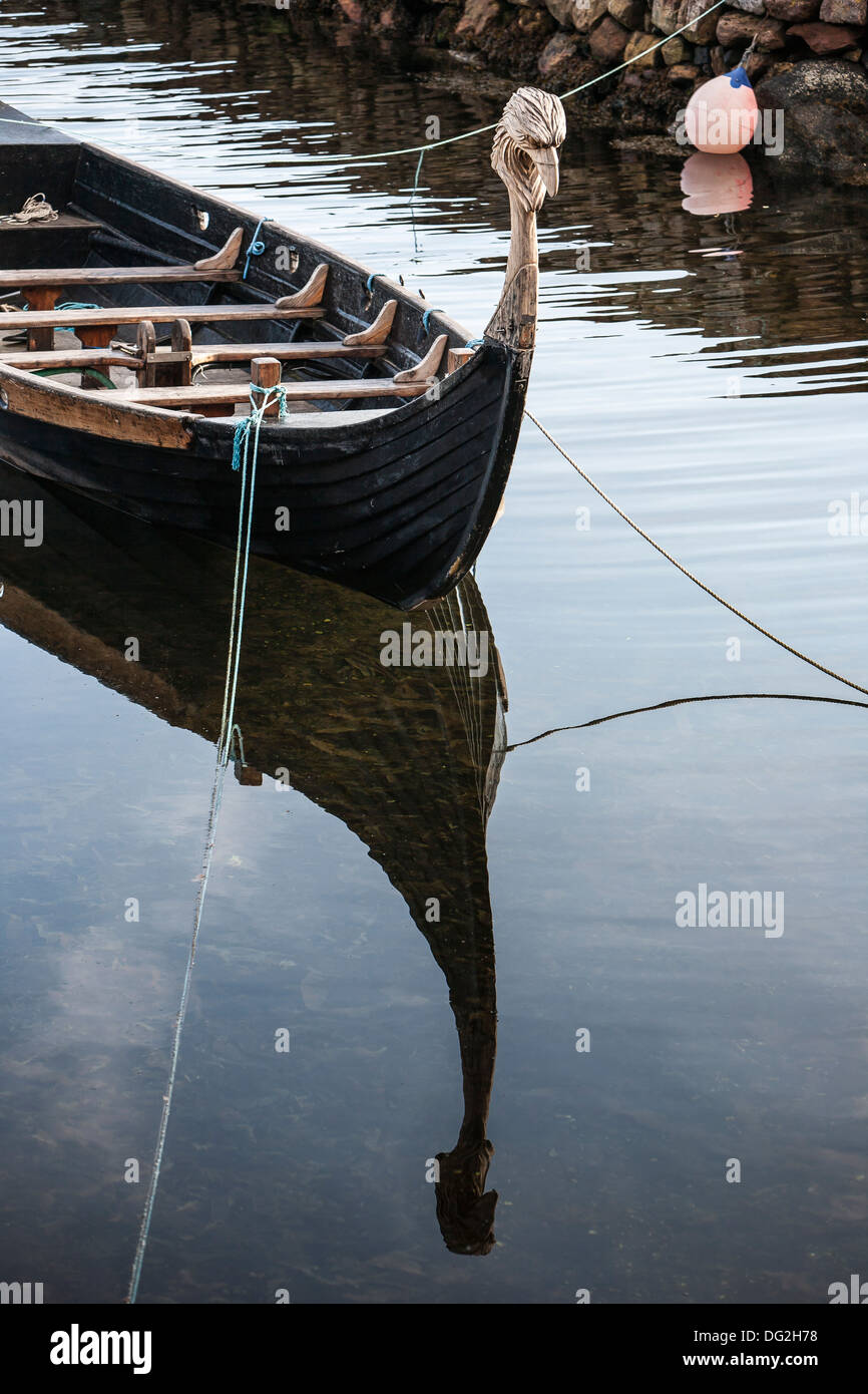 Wikingerboot im Hafen von Corrie auf der Isle of Arran in Schottland ...
