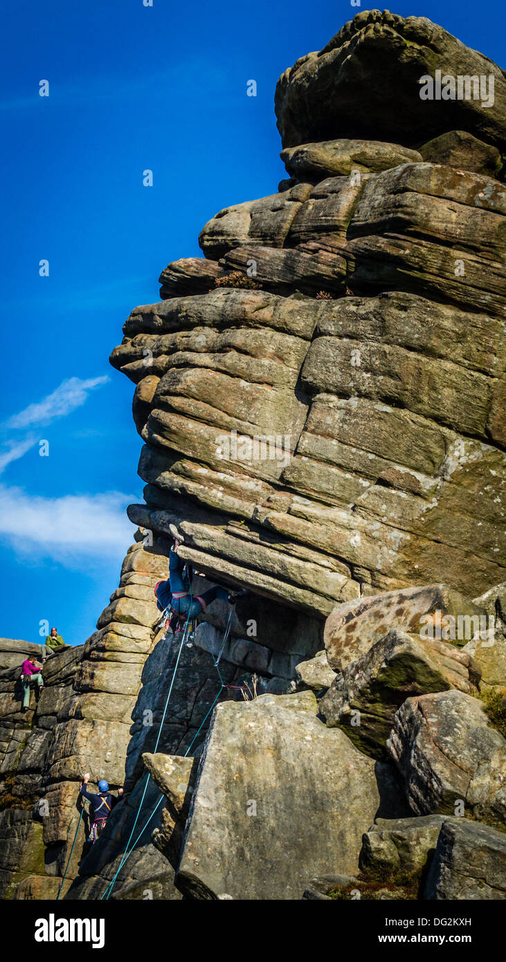 Männliche Kletterer Person eine Ferse Haken auf die Crux von Flying ...