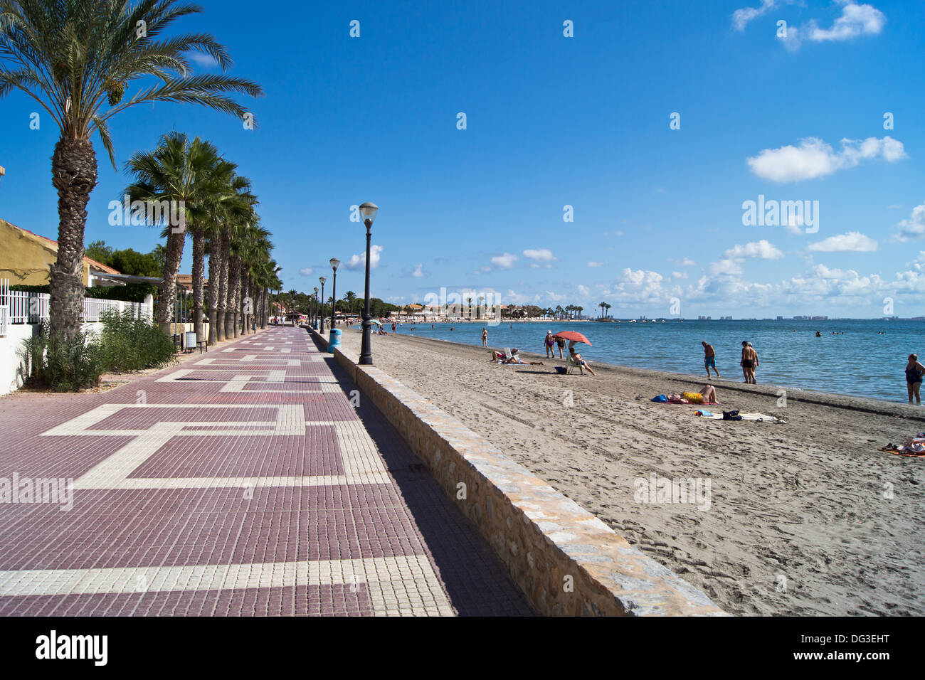 Promenade am strand entlang -Fotos und -Bildmaterial in hoher Auflösung ...