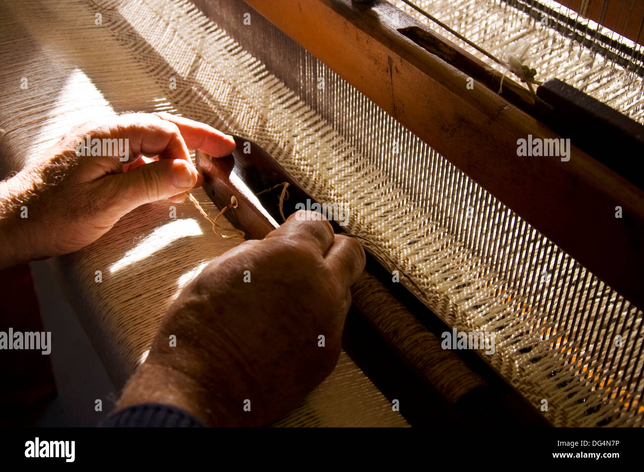Tweed weaving -Fotos und -Bildmaterial in hoher Auflösung – Alamy