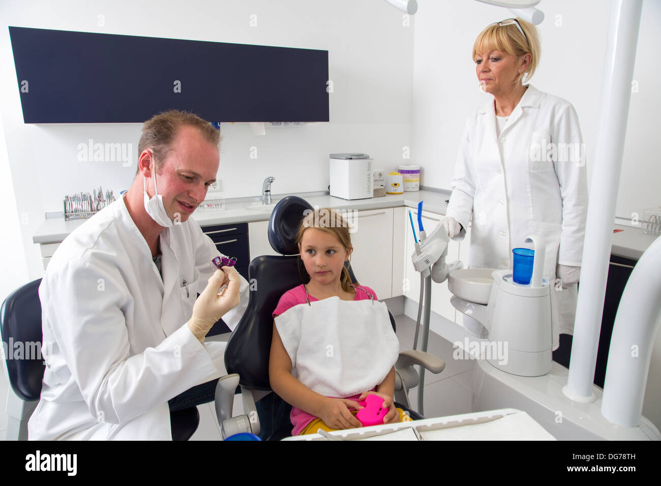 Zahnarztpraxis, Zahnheilkunde. Junges Mädchen bei einer Zahnarzt-Behandlung Stockfotografie - Alamy