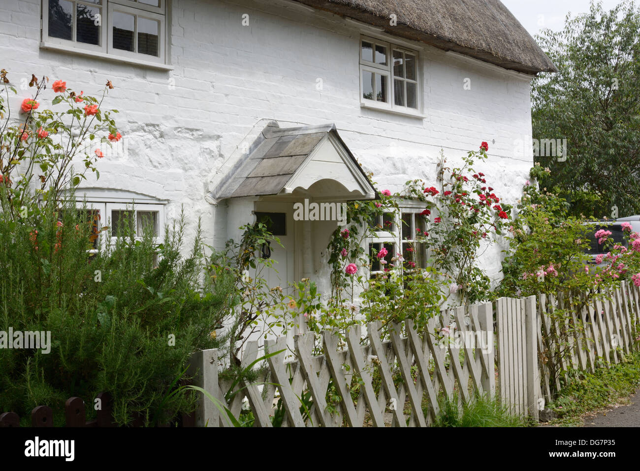 Typische alte englische Landhaus mit Reetdach und Tünche Steinmauern ...