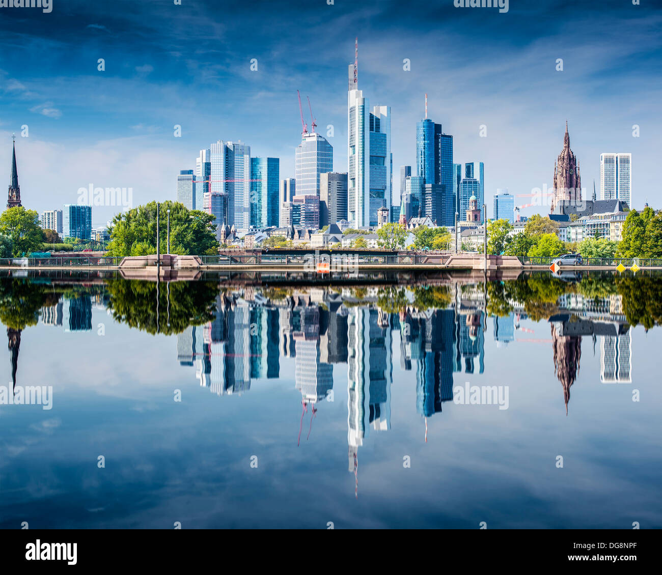 Frankfurt hochhaus skyline -Fotos und -Bildmaterial in hoher Auflösung ...