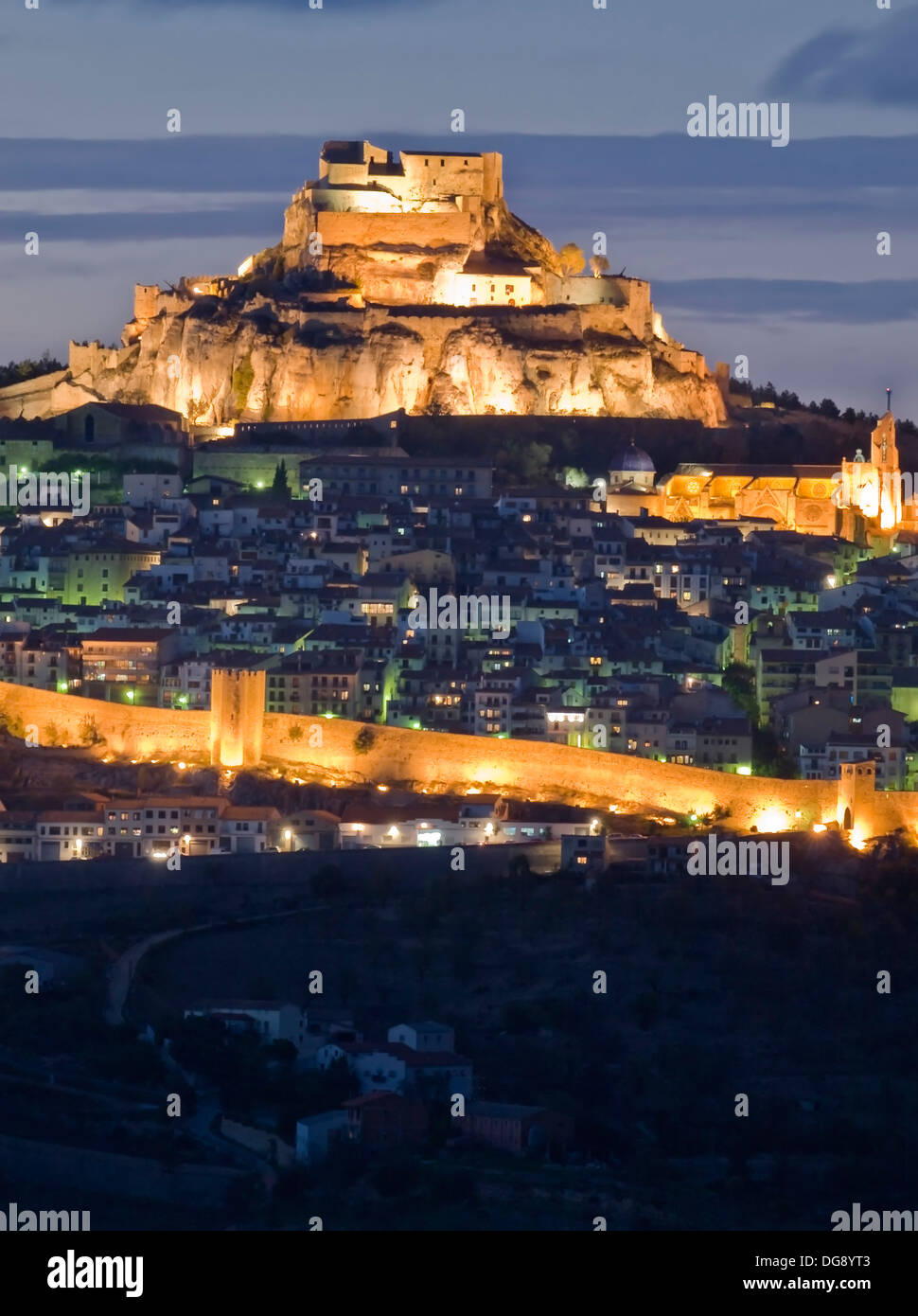 Vista Nocturna De La Ciudad mittelalterlichen de Morella, con las ...