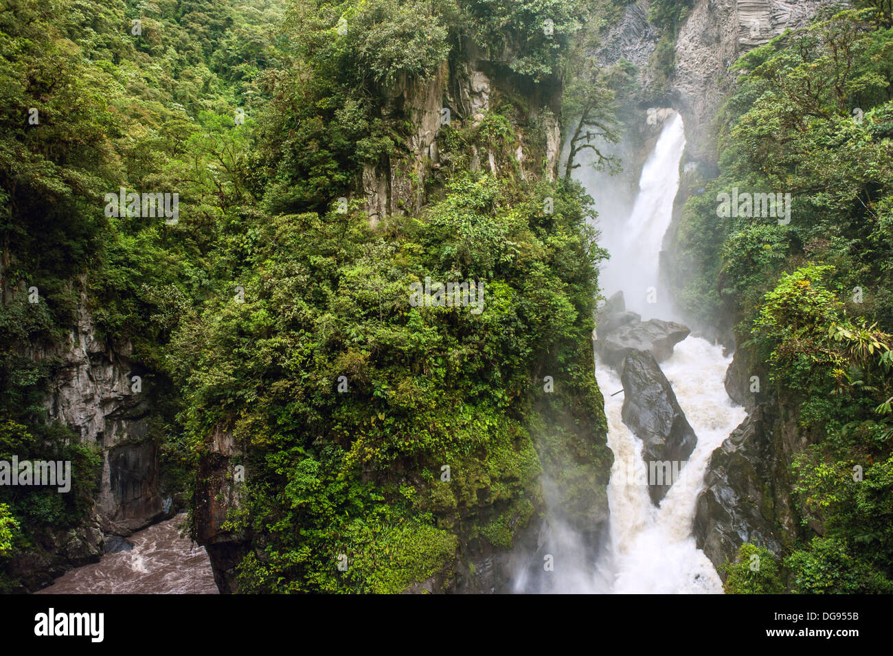 Pailon del Diablo - Bergfluss und Wasserfall in den Anden. Banos ...