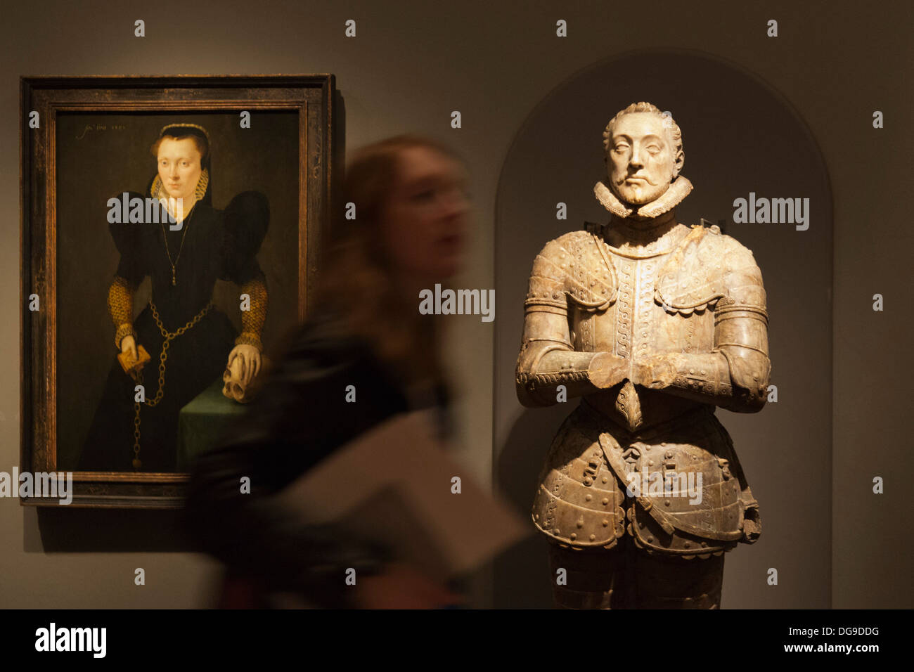Grab-Skulptur von Piero Capponi. Ausstellung "Elisabeth ich & ihr Volk ...