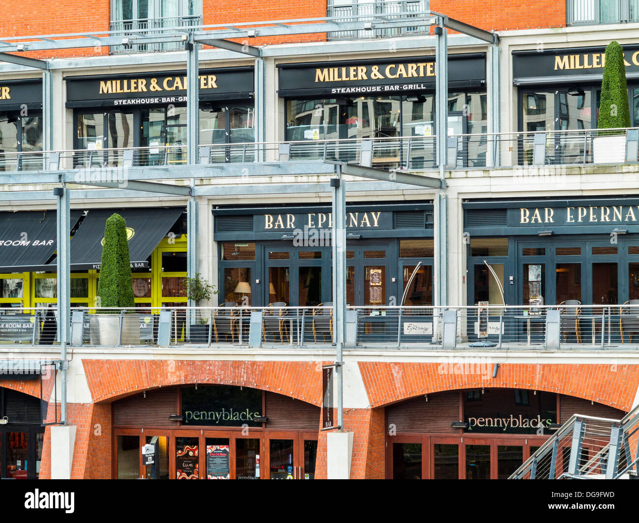 Geschäfte in der Mailbox Shopping Centre, Birmingham, Midlands, England ...