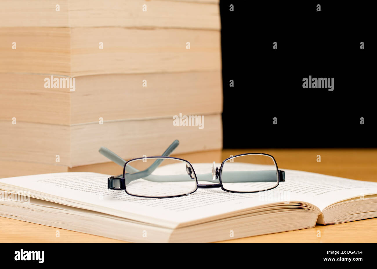 Offenes buch und lesebrille -Fotos und -Bildmaterial in hoher Auflösung ...