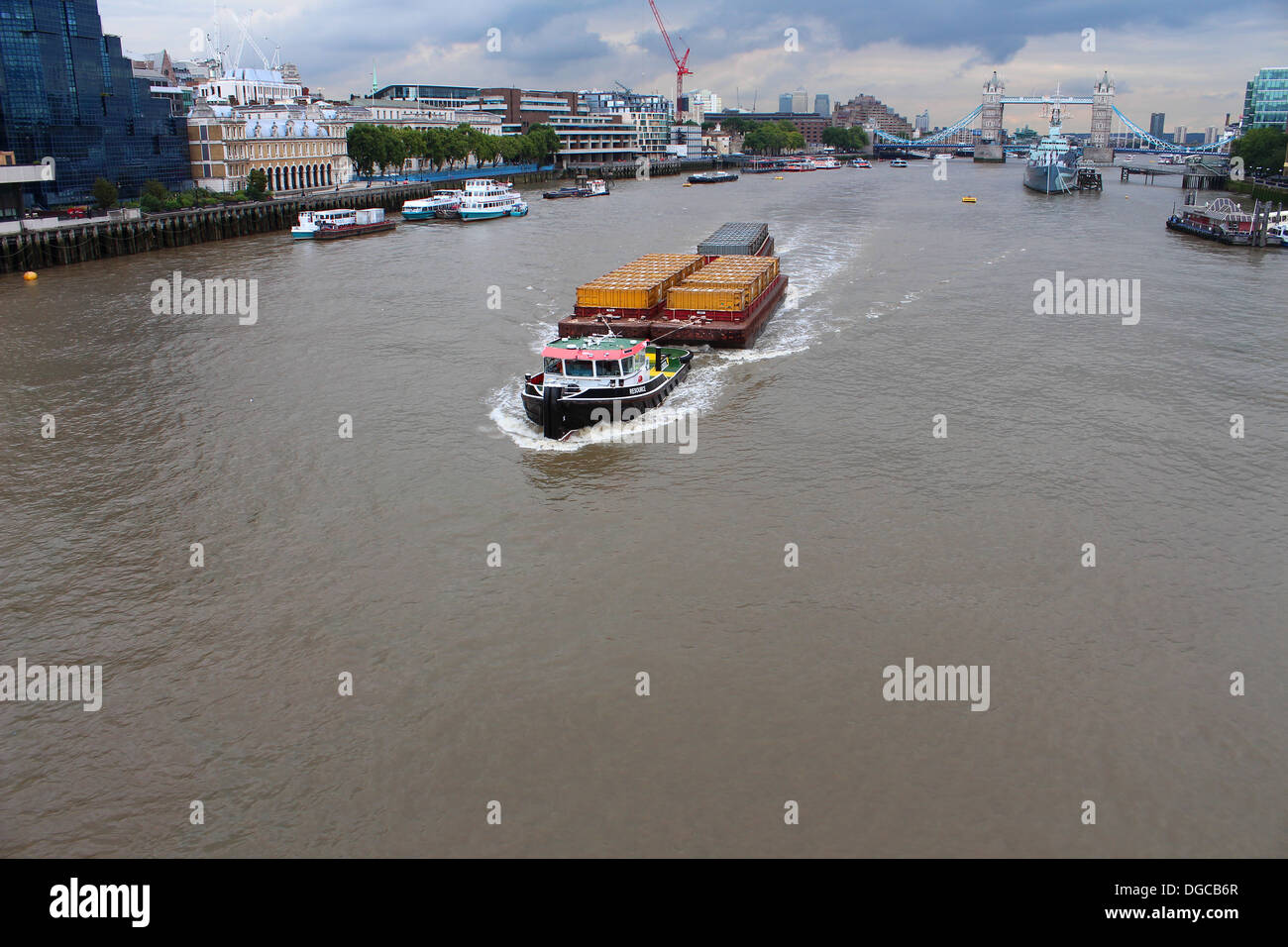 Container flussboot -Fotos und -Bildmaterial in hoher Auflösung – Alamy