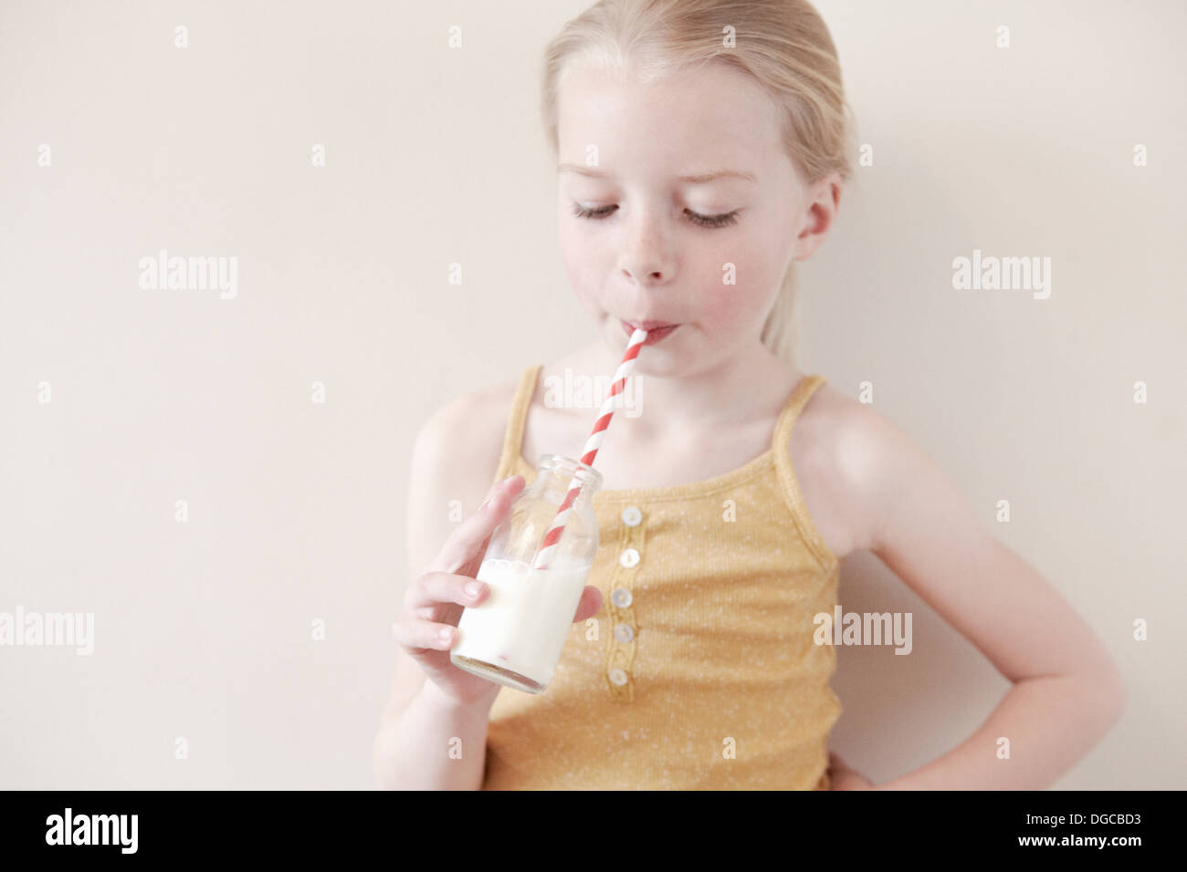 Girl Drinking Milk Through Straw Stockfotos und -bilder Kaufen - Alamy
