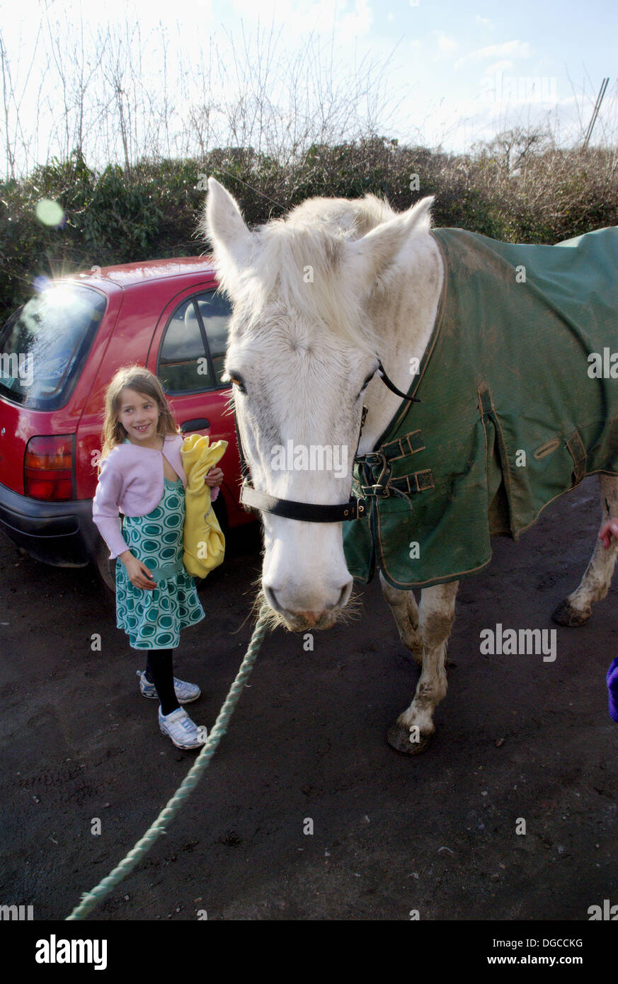 Weibliches kind mit pferd -Fotos und -Bildmaterial in hoher Auflösung ...
