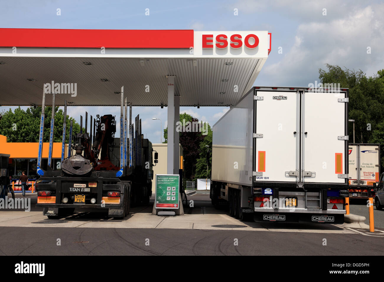 LKW an einer Esso-Tankstelle Stockfotografie - Alamy