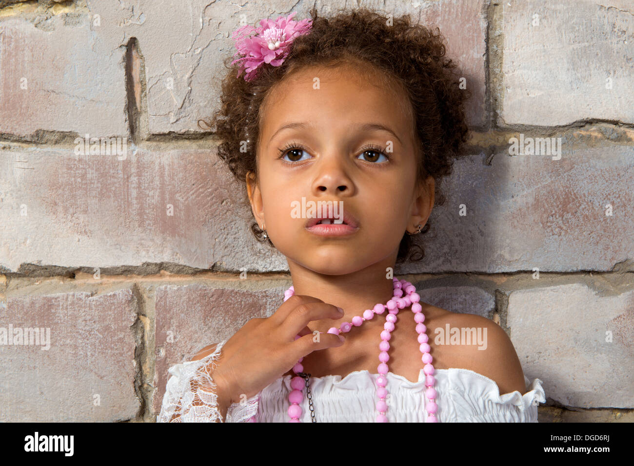 Portrait über eine hübsche kleine Mädchen Mulattin. Nachdenklich Dame ...