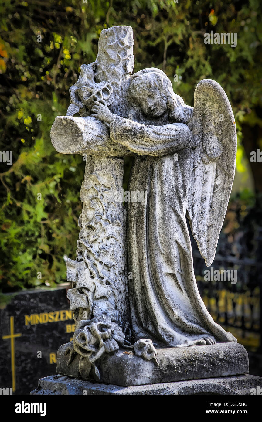 Kreuz engel -Fotos und -Bildmaterial in hoher Auflösung – Alamy