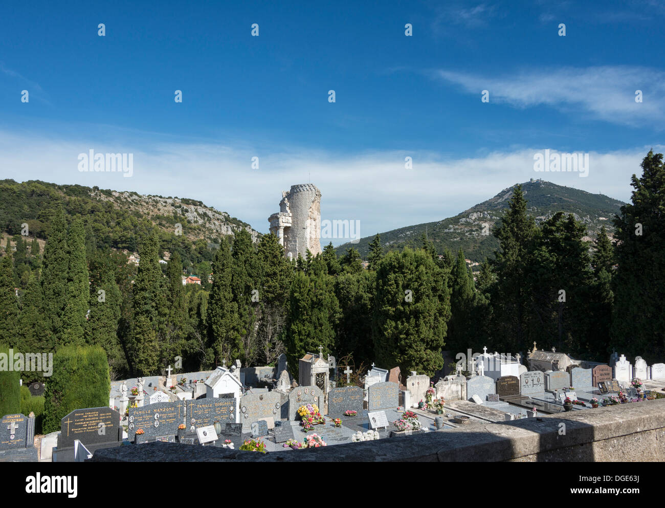 Der Friedhof von der französischen Stadt La Turbie und Tropaeum Alpium ...