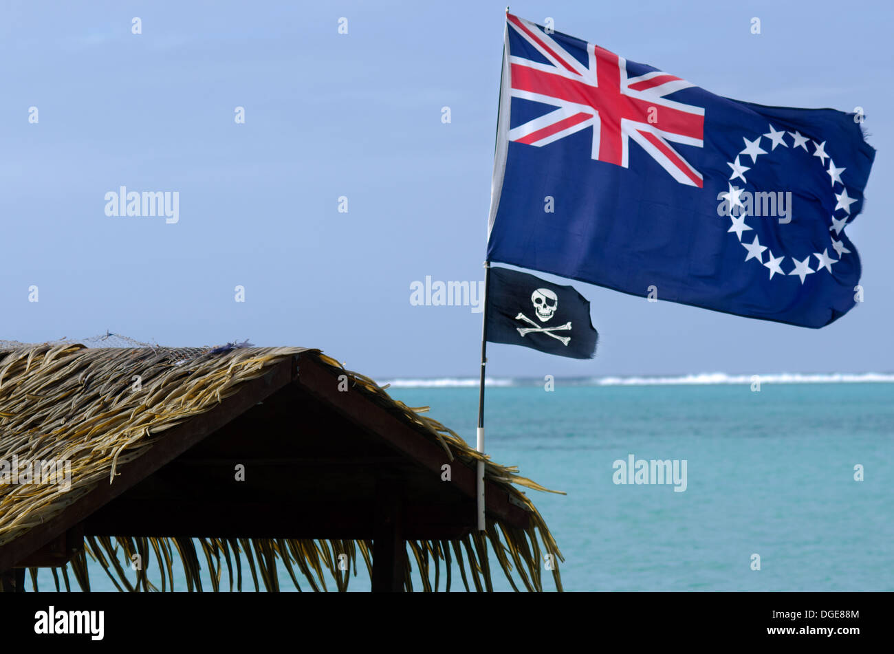 Die Cook-Inseln Nationalflagge und Jolly Roger Piraten Flagge Welle im ...