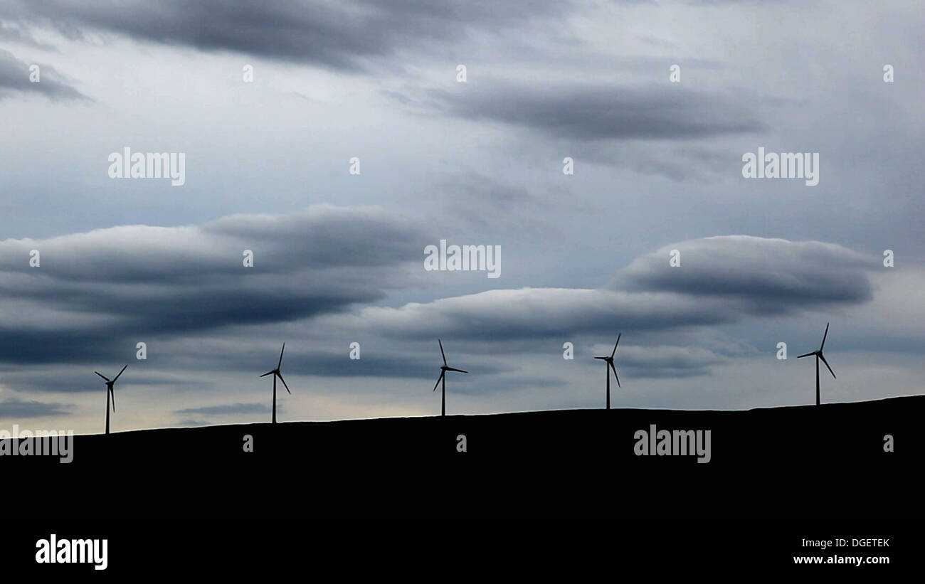 Schwere wolken windpark -Fotos und -Bildmaterial in hoher Auflösung – Alamy