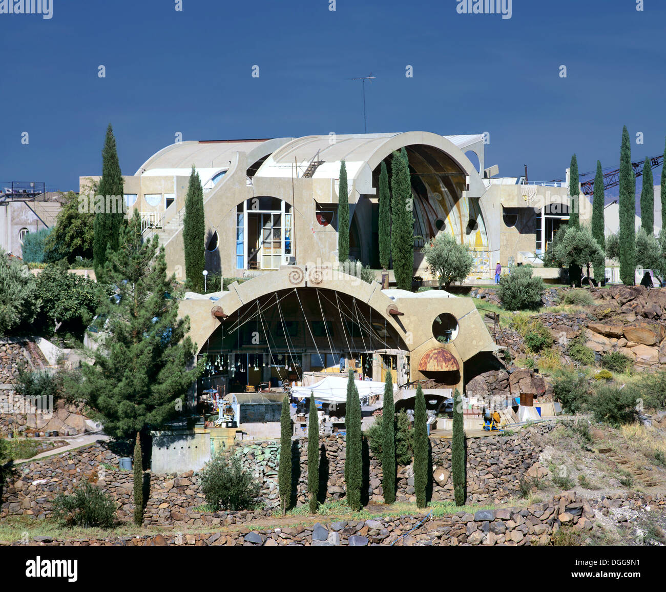 Blick auf die wichtigsten Gebäude in Arcosanti, Paolo Soleris ...