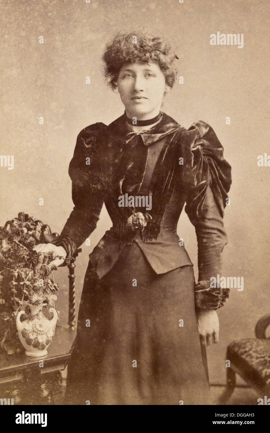 Viktorianische Frau Studioportrait ca. 1898 von viktorianischen ...