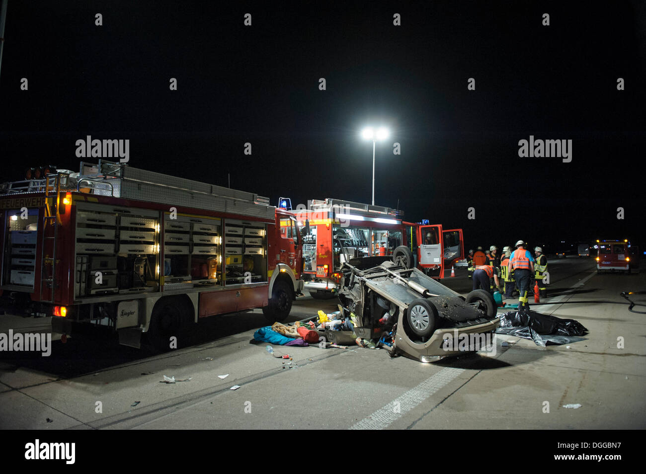 Tödlicher Unfall mit einem Kleinwagen, die illegal fuhr auf die ...