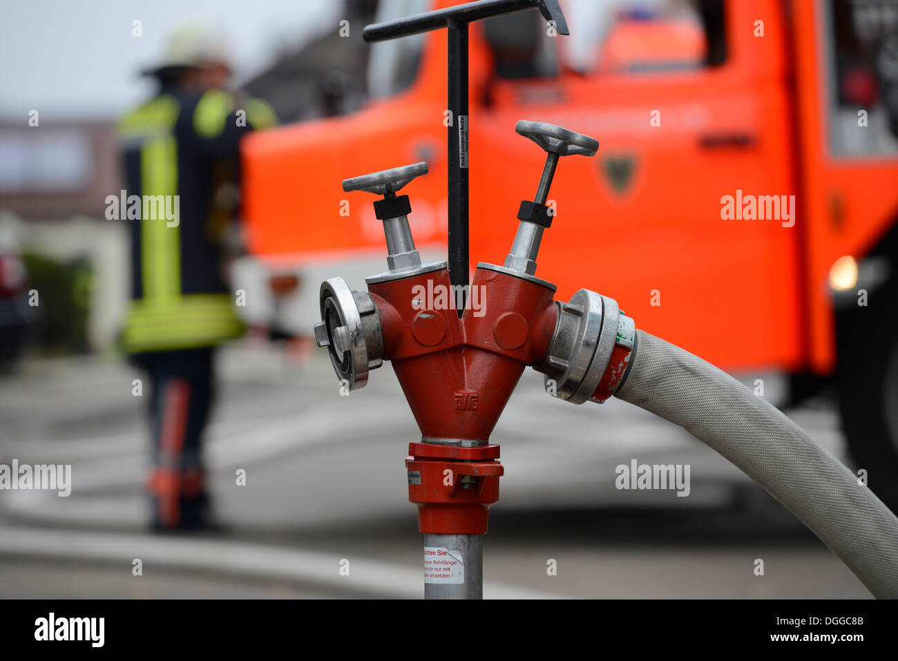 Feuerwehr in Betrieb, Standrohr in einem Unterflurhydranten, Aichwald ...