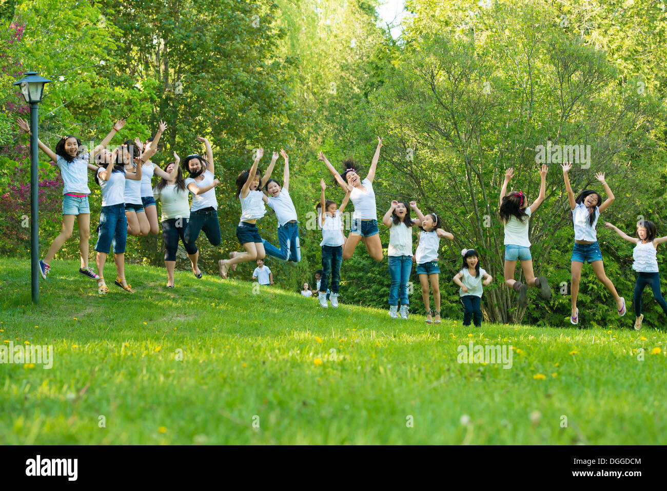 Children jumping -Fotos und -Bildmaterial in hoher Auflösung – Alamy