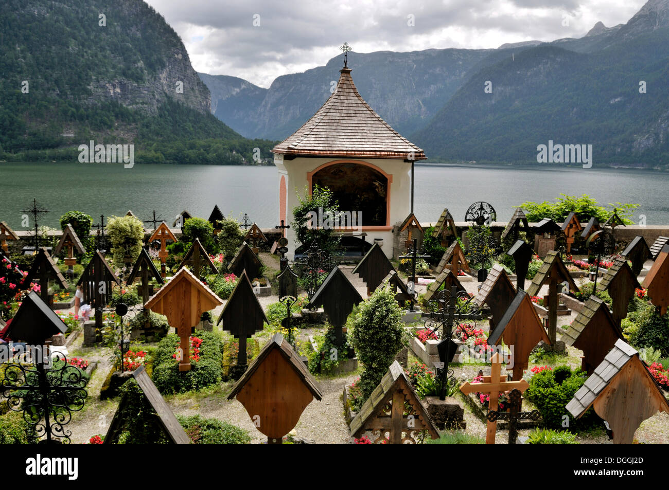 Friedhof in Hallstatt mit Blick auf Hallstaetter See-See und die Alpen ...