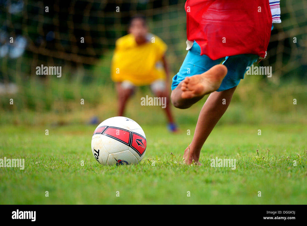 Jungs barfuss -Fotos und -Bildmaterial in hoher Auflösung – Alamy