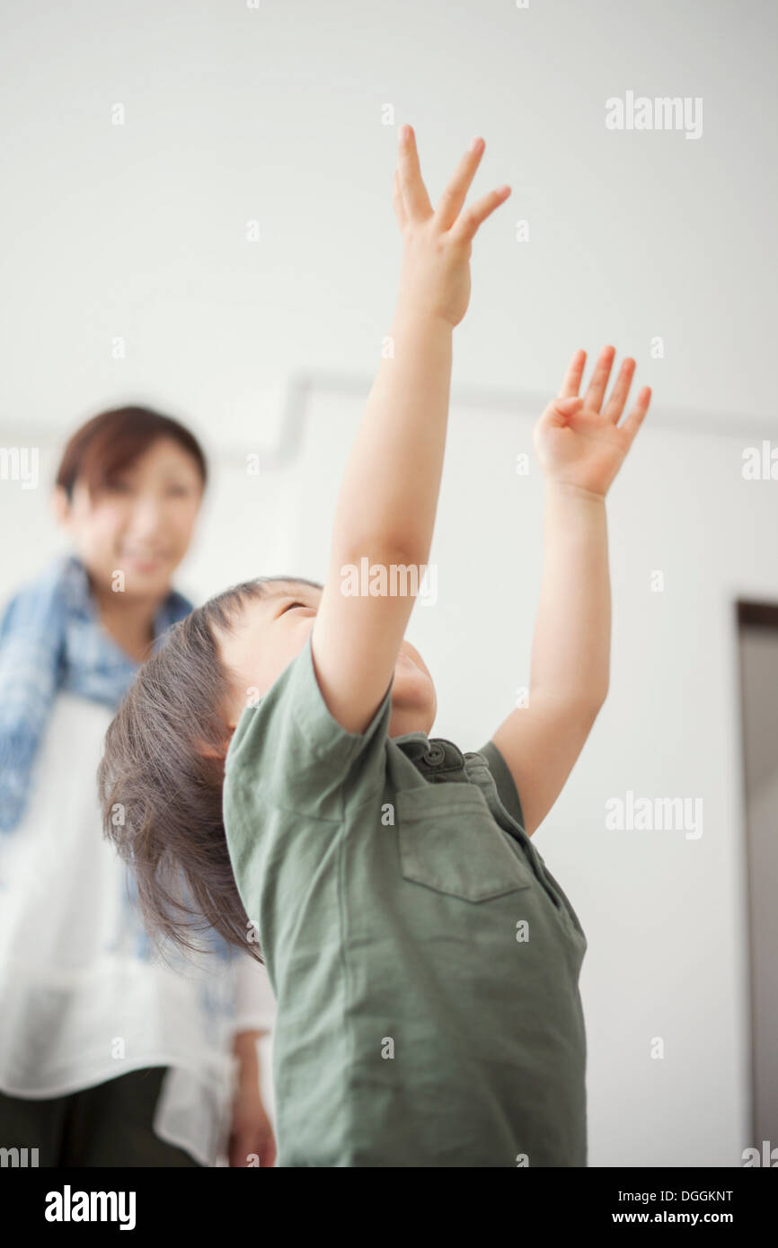 Arme nach oben -Fotos und -Bildmaterial in hoher Auflösung – Alamy