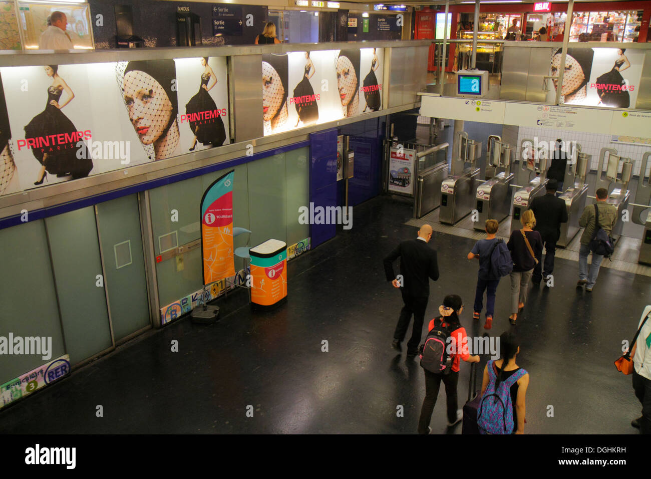 U bahn eingang in paris metro -Fotos und -Bildmaterial in hoher ...