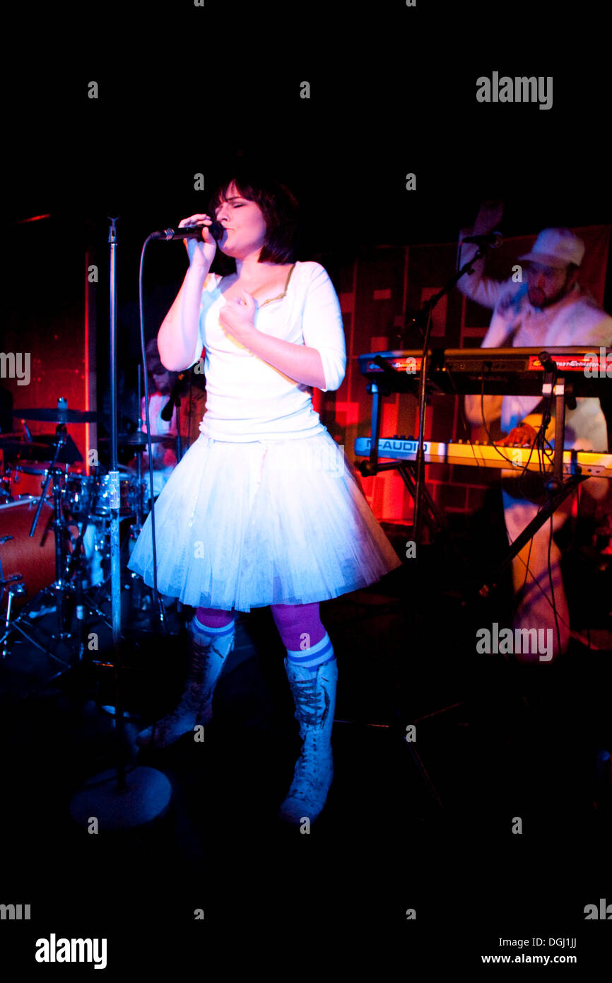 Jen Bender live Sängerin und Frontfrau der deutschen Electro-pop-Band ...