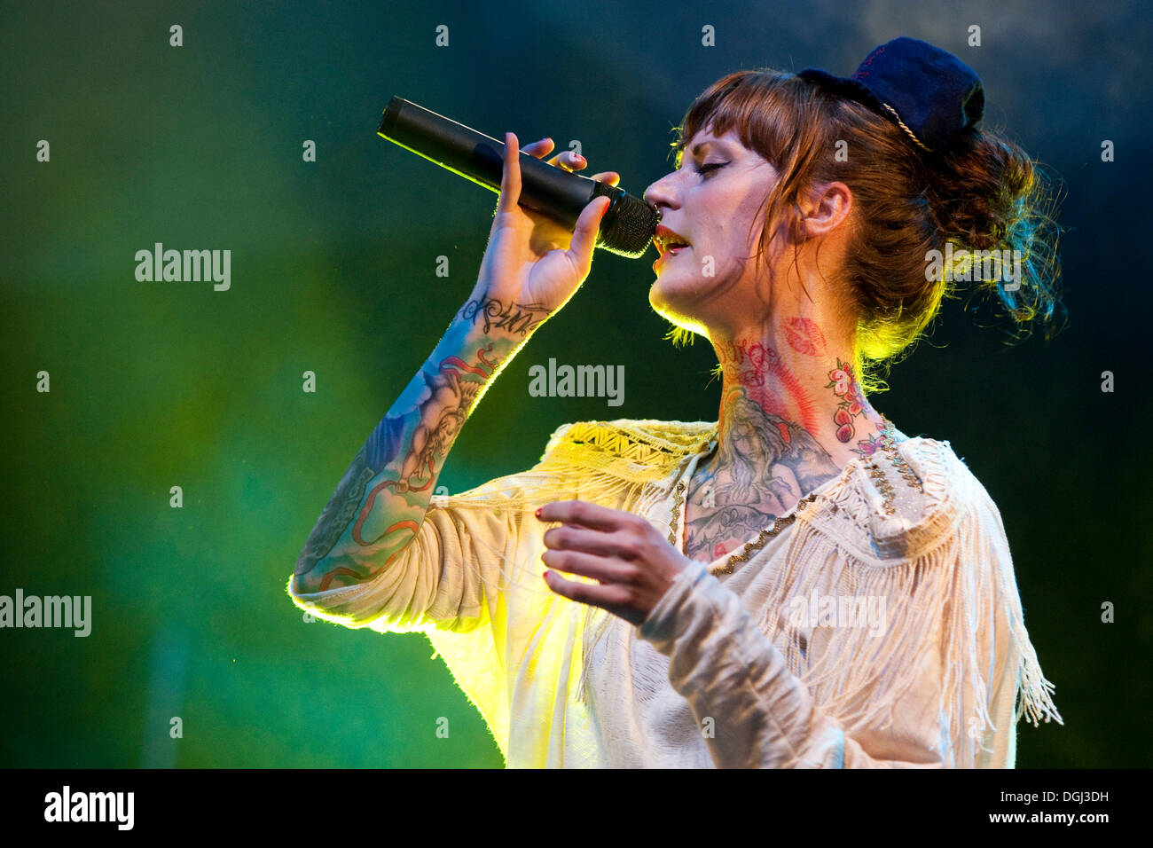 Deutsche Sängerin Jennifer Weist aka Jennifer Rostock die live beim ...