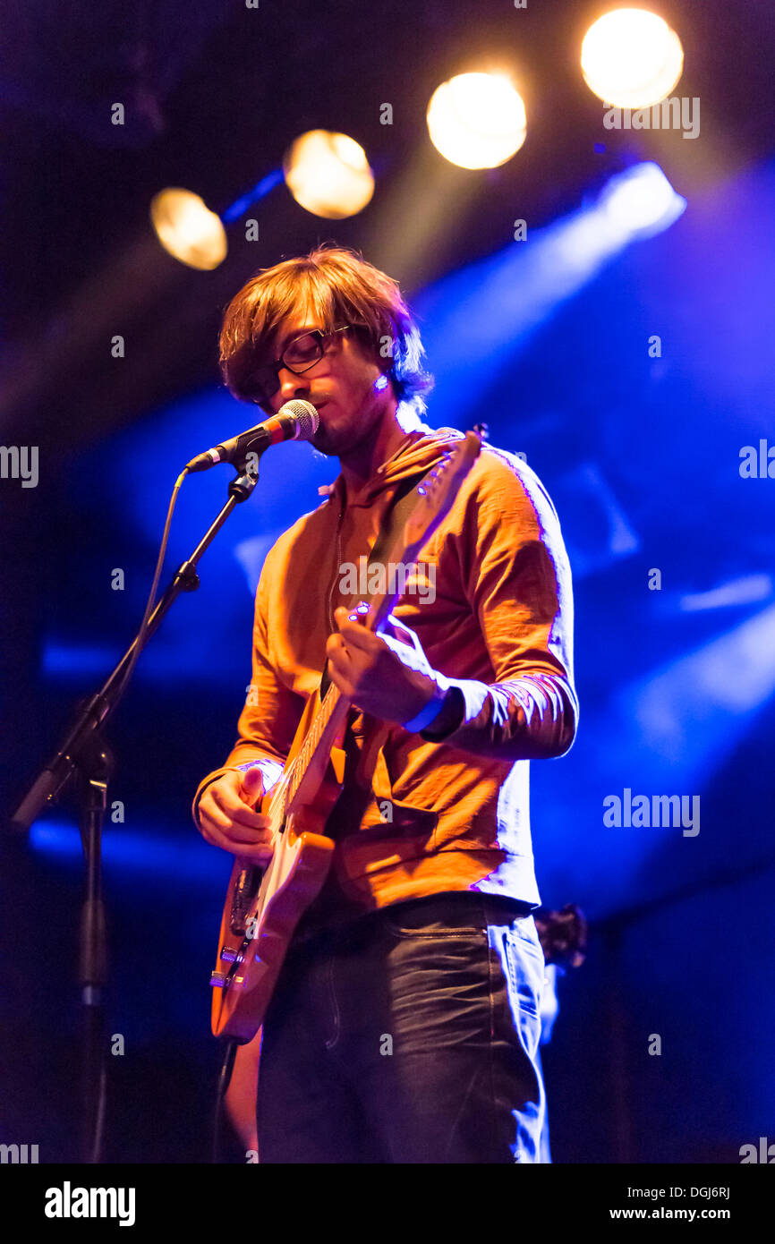 Schweizer Sänger und Musiker Michel Gsell, alias Guy Vincent, die live ...