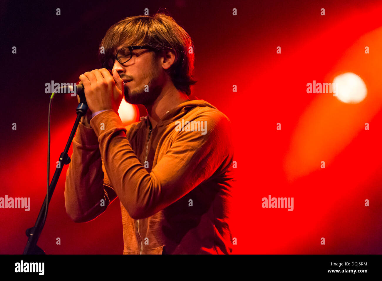 Schweizer Sänger und Musiker Michel Gsell, alias Guy Vincent, die live ...