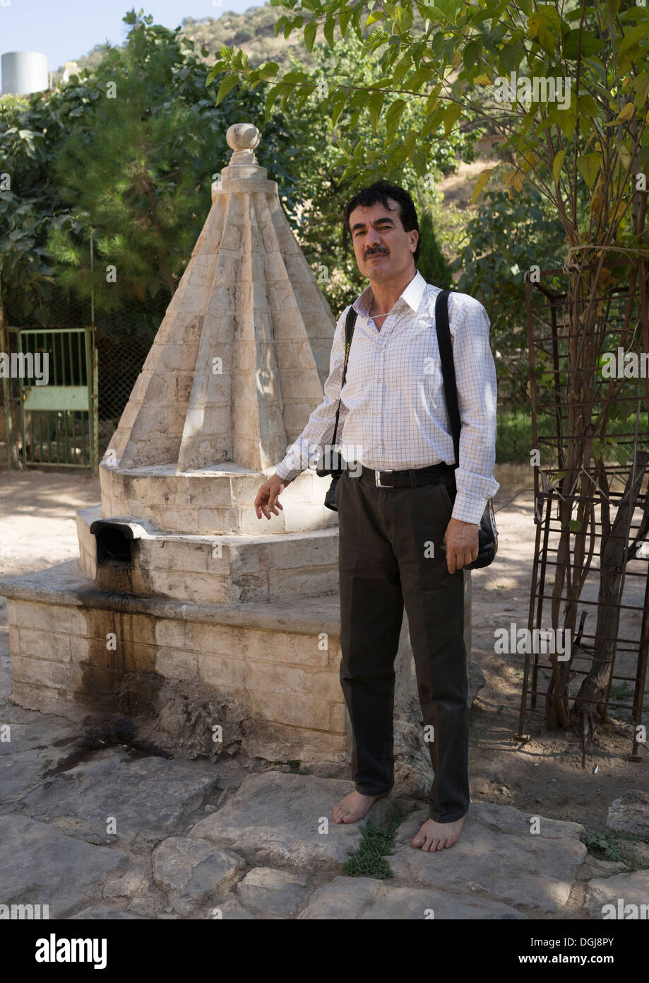 Yeziden Prinz In die Tempelstadt von Lalesh, Kurdistan, Irak ...