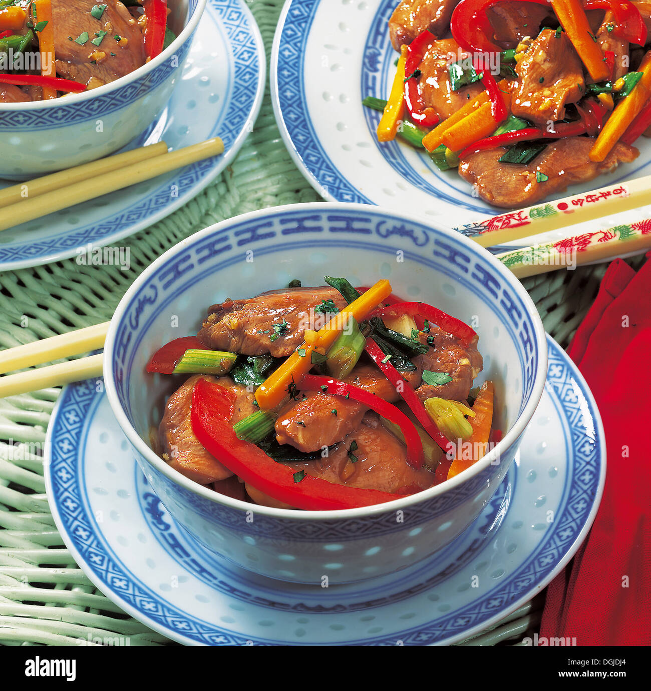 Wok mit huhn -Fotos und -Bildmaterial in hoher Auflösung – Alamy