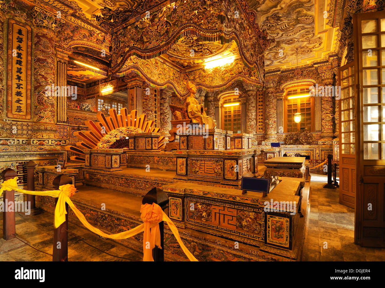 Kaiser-Statue, Mausoleum oder Grab von Kaiser Khai Dinh, Hue, UNESCO ...