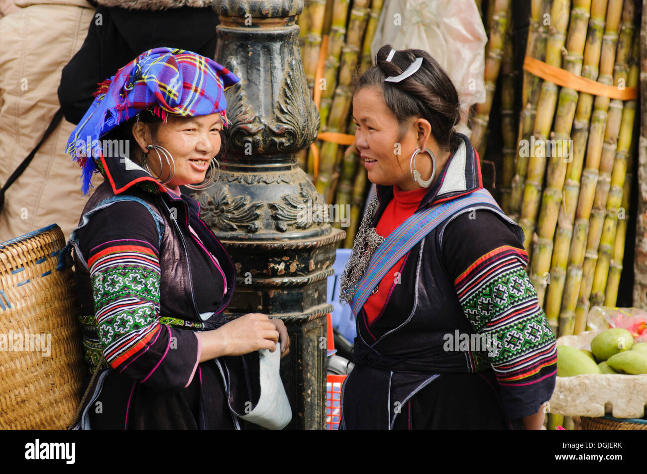 Zwei Frauen auf dem Markt in Sapa oder Sa Pa, Black Hmong Ethnie ...