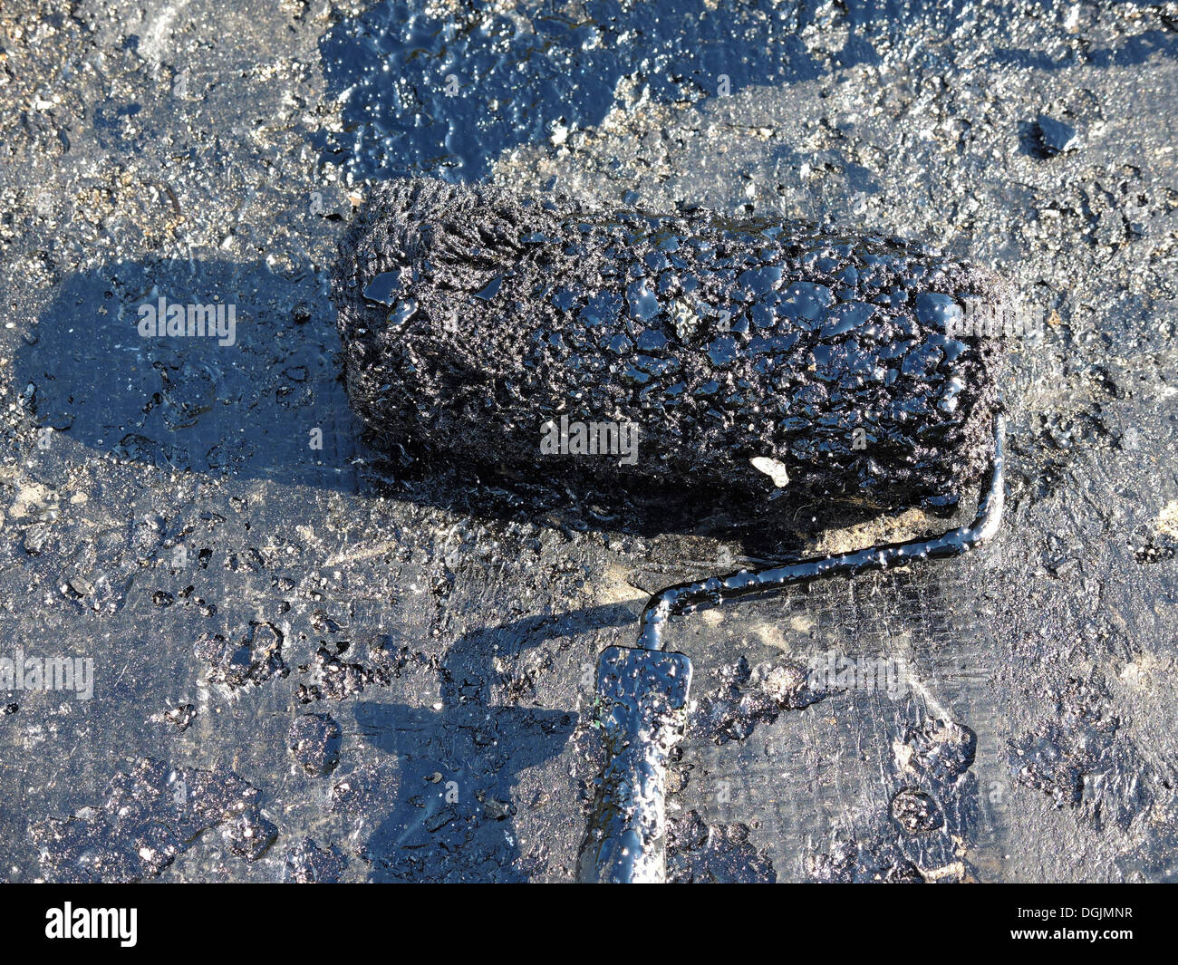 Dachdecker Wasser dichtet ein Dach mit Teer Stockfotografie - Alamy