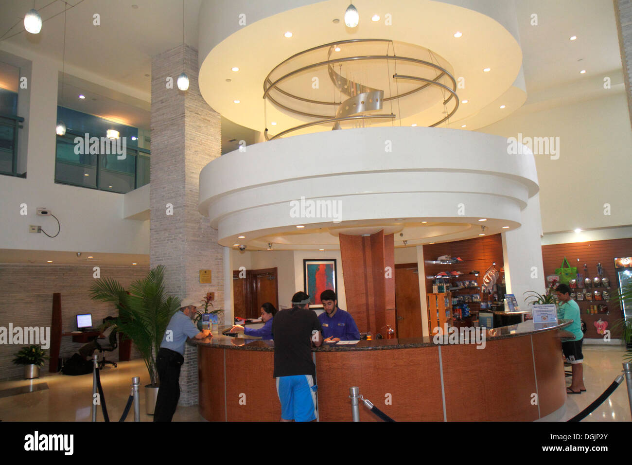 Reception guests check in hotel -Fotos und -Bildmaterial in hoher ...