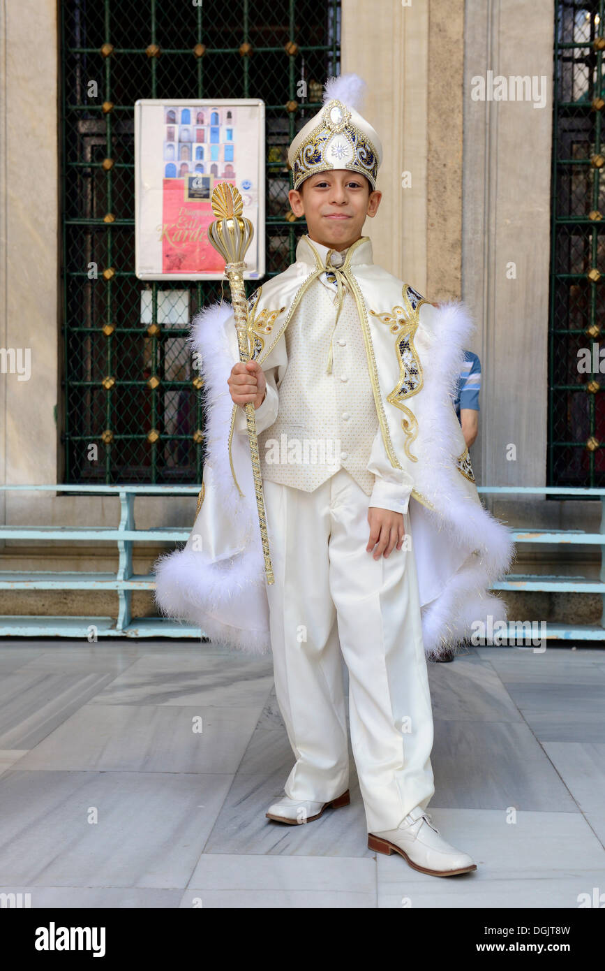 Türkischer Junge tragen traditionelle Kleidung während einer Zeremonie ...