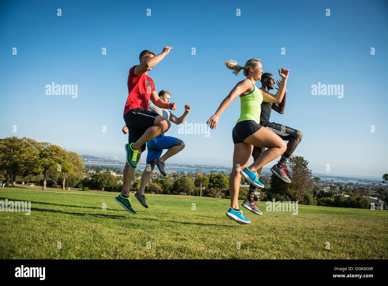 Vier Junge Erwachsene Stockfotos und -bilder Kaufen - Alamy